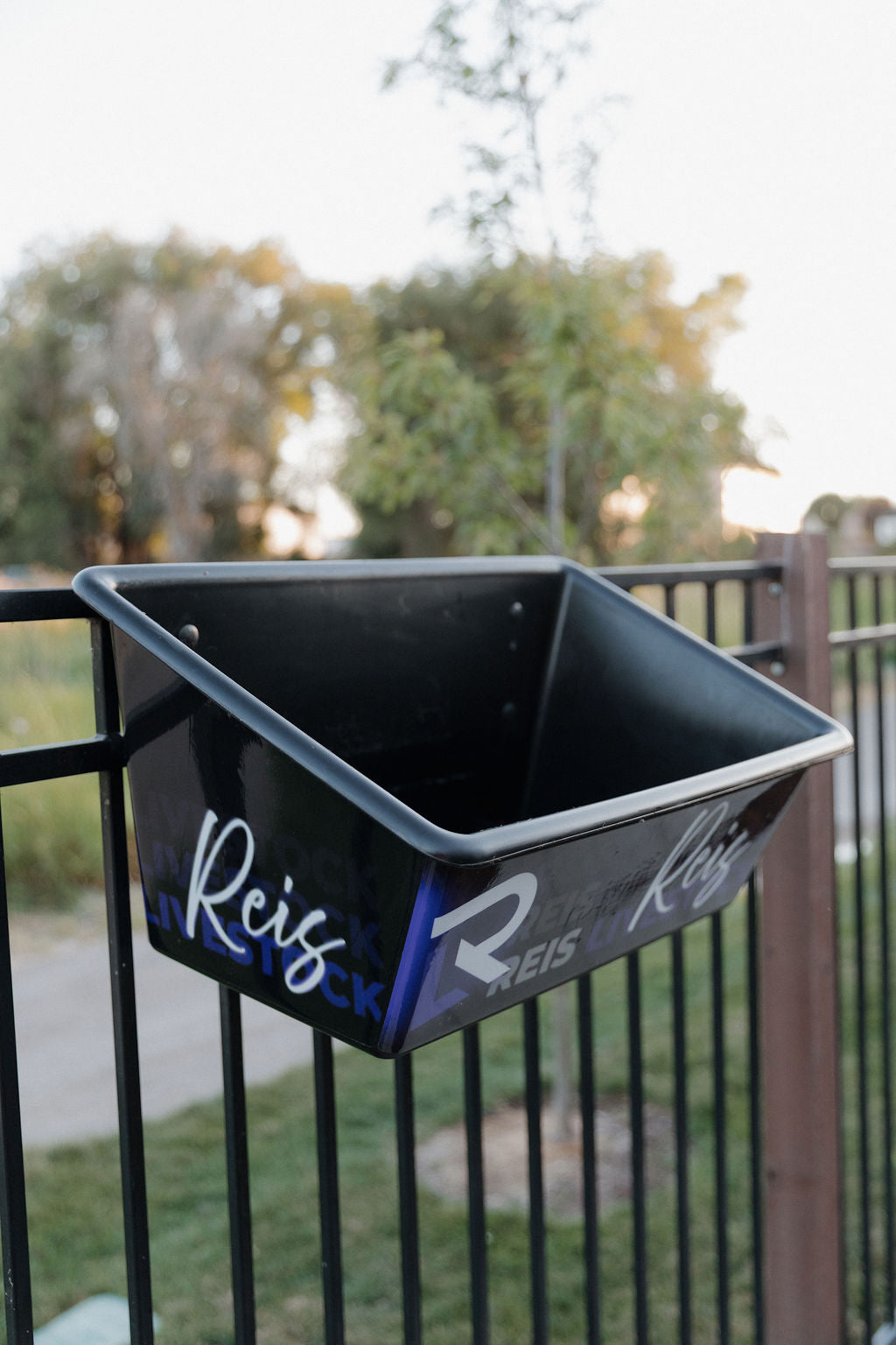 Wrapped Hi Back Feeder – Western Signature